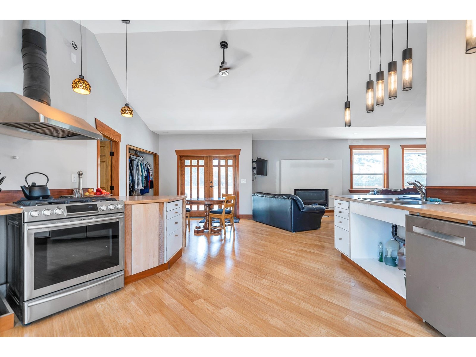 For sale: 857 BRADNER ROAD, Abbotsford, British Columbia V4X1H8 ...