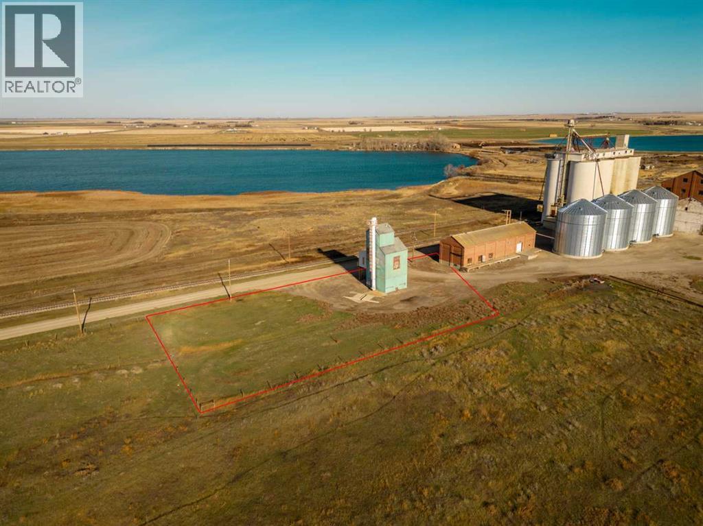 For sale: 300 Railway Avenue, Raymond, Alberta T0K2L0 - A2091195 ...