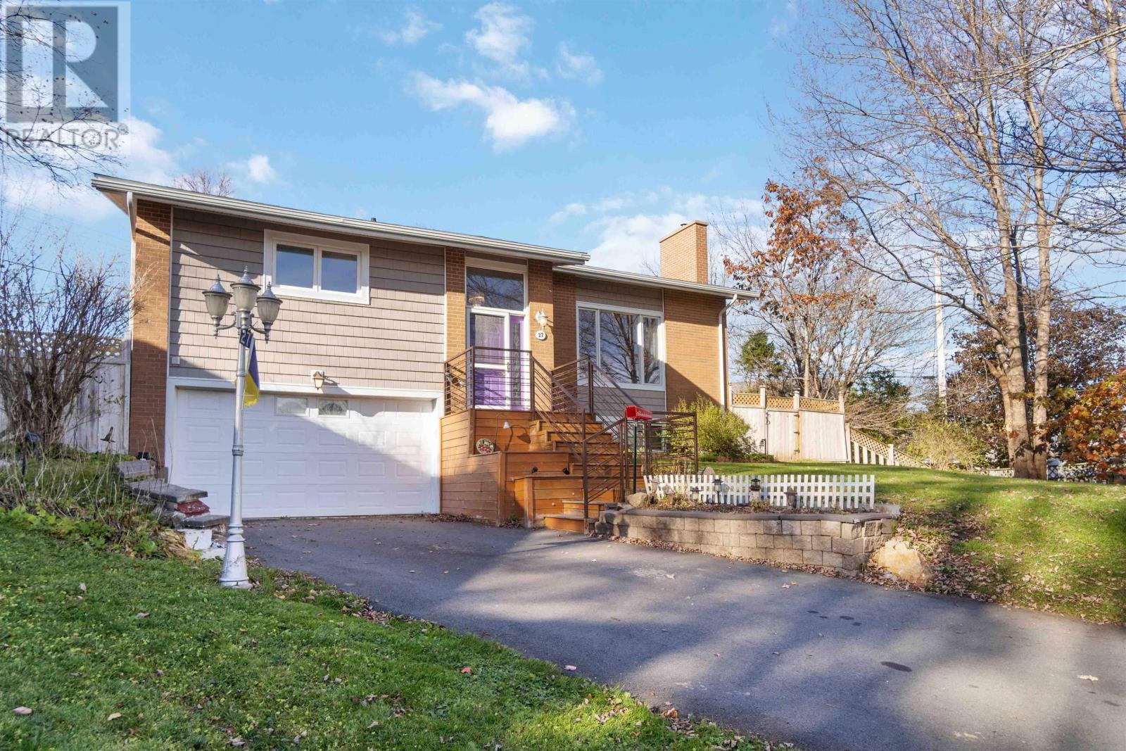 For sale: 27 Kingsmere Court, Timberlea, Nova Scotia B3T1J4 - 202323649 ...