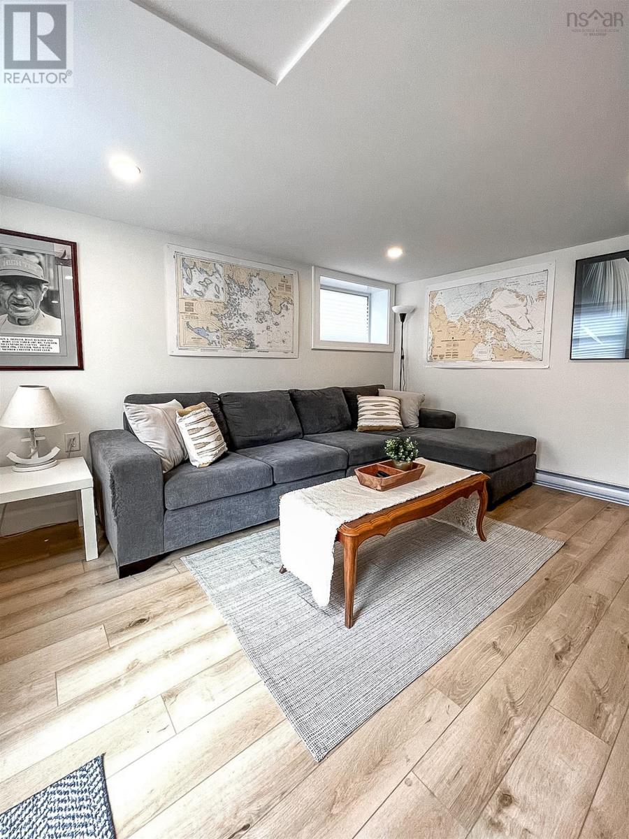 For sale: 45 Queen Street, Chester, Nova Scotia B0J1J0 - 202404685 ...