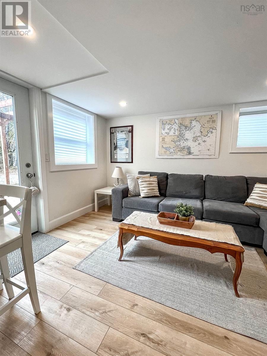 For sale: 45 Queen Street, Chester, Nova Scotia B0J1J0 - 202404685 ...