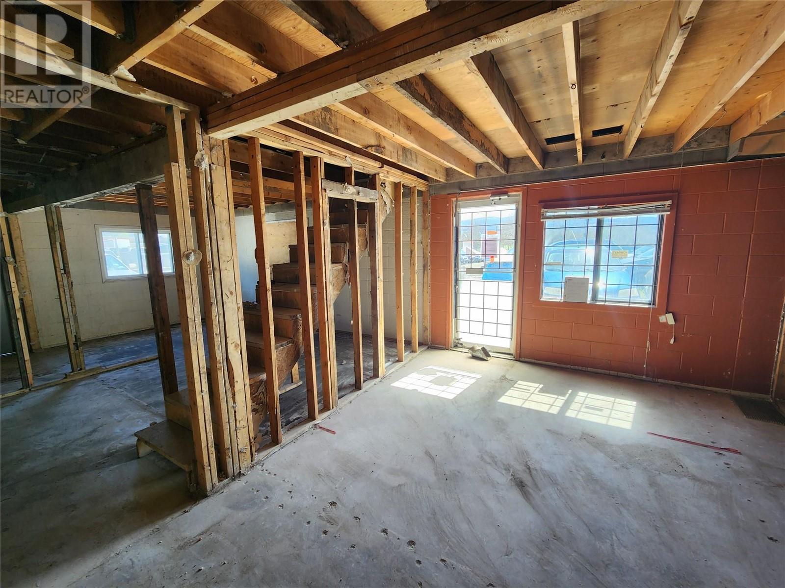 For lease: 880 Leathead Road Unit# 1 & 2, Kelowna, British Columbia ...