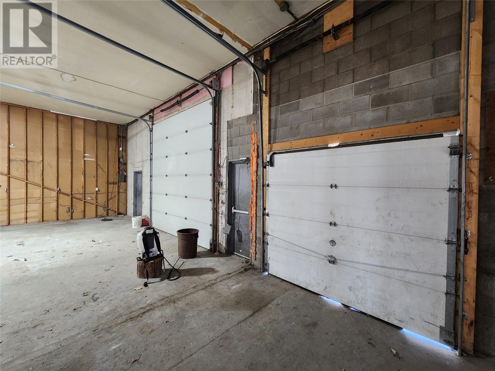 For lease: 880 Leathead Road Unit# 1 & 2, Kelowna, British Columbia ...