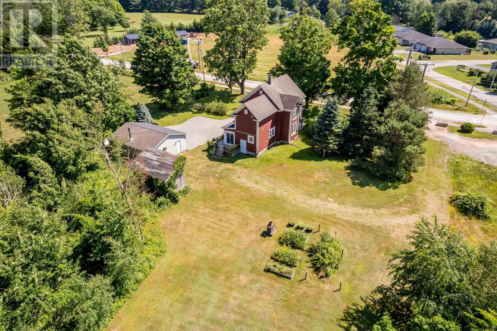 For sale: 204 Main Street, Berwick, Nova Scotia B0P1E0 - 202406503 ...