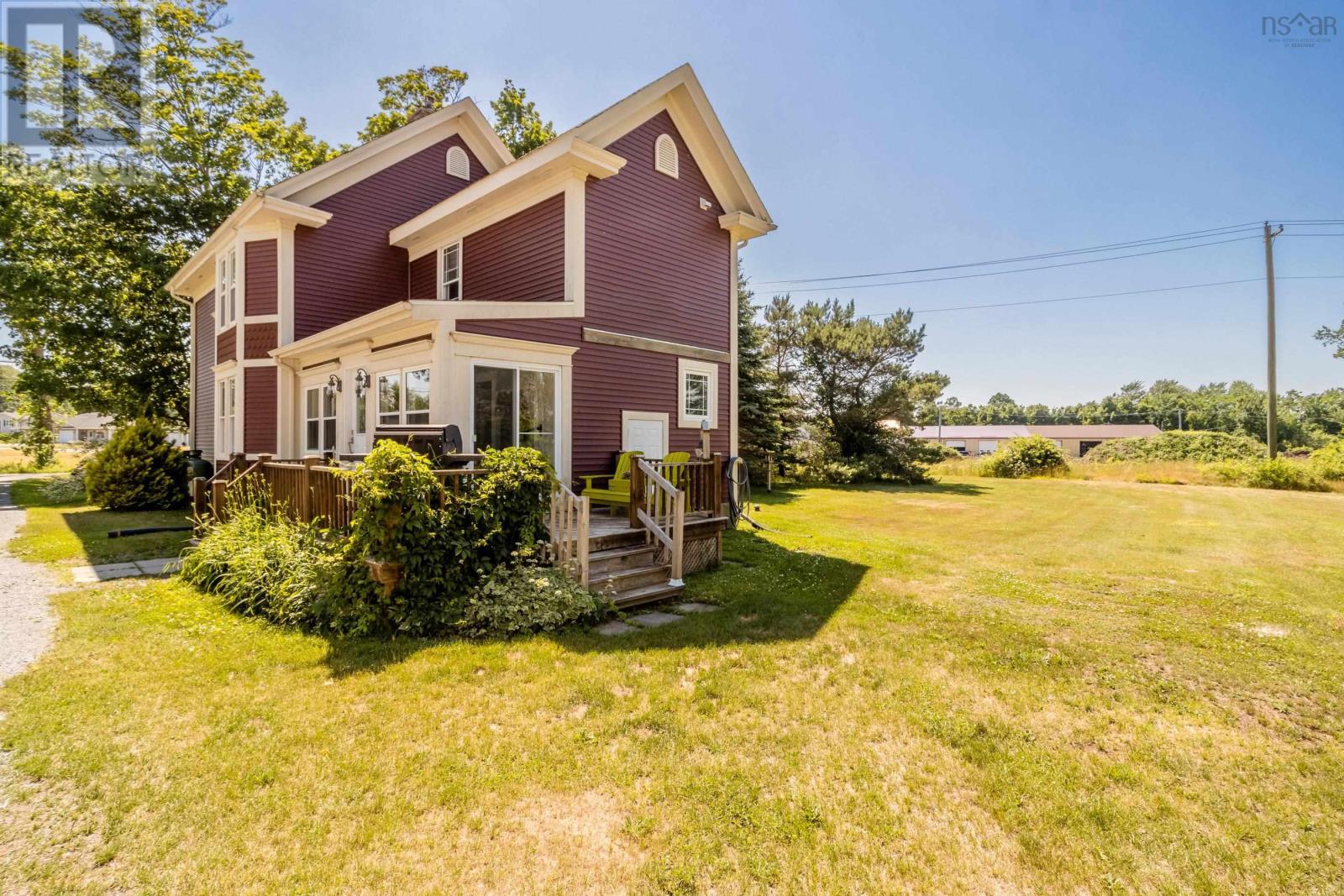 For sale: 204 Main Street, Berwick, Nova Scotia B0P1E0 - 202406503 ...