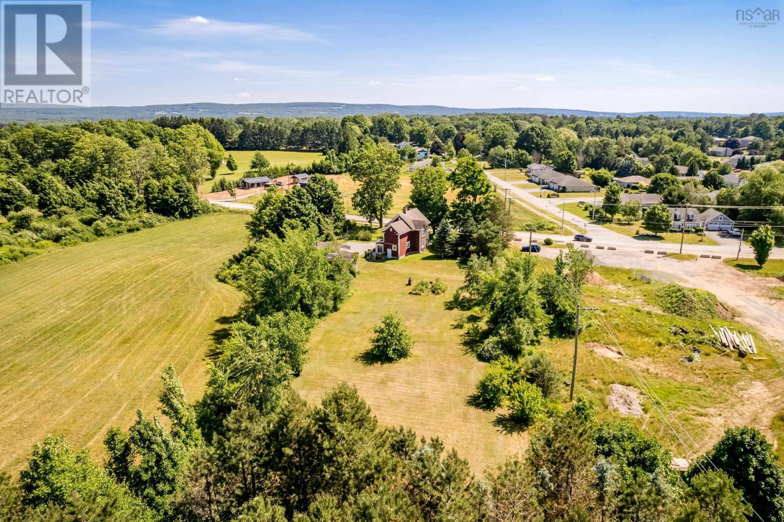 For sale: 204 Main Street, Berwick, Nova Scotia B0P1E0 - 202406503 ...