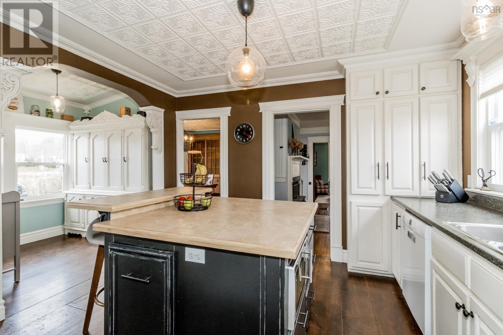 For sale: 204 Main Street, Berwick, Nova Scotia B0P1E0 - 202406503 ...