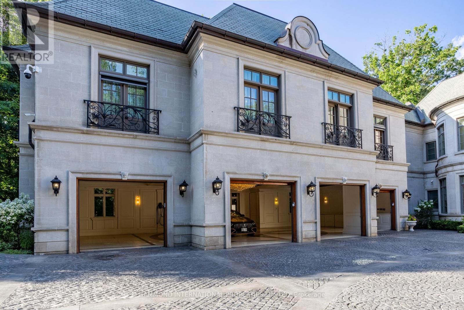 For sale: 33 FOREST RIDGE ROAD, Richmond Hill, Ontario L4E3L8 ...