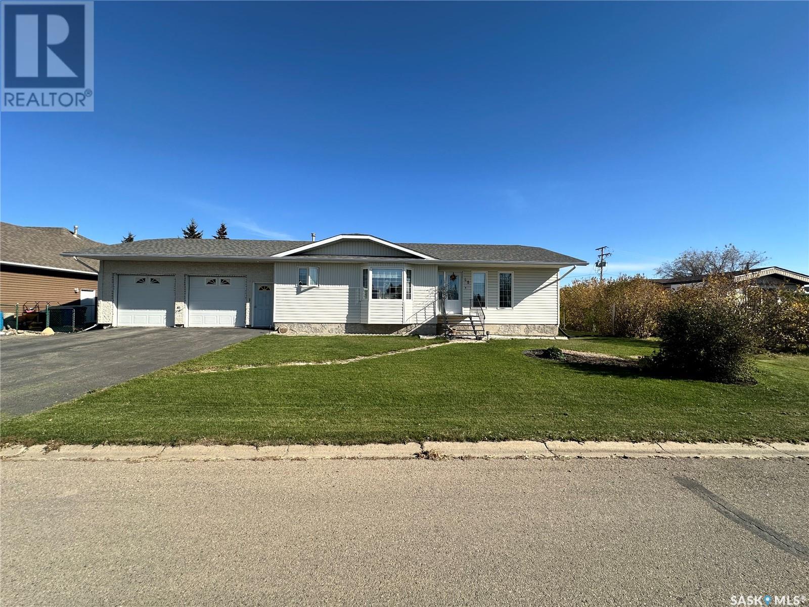 For sale: 48 Eisenhower STREET, Redvers, Saskatchewan S0C2H0 - SK985920 ...