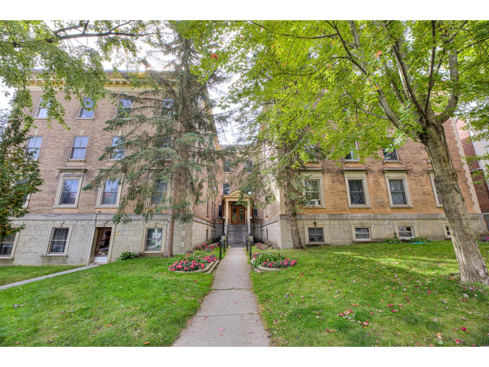 For sale: 438-440 Av. Mount-Stephen, Westmount, Quebec H3Y2X6 ...