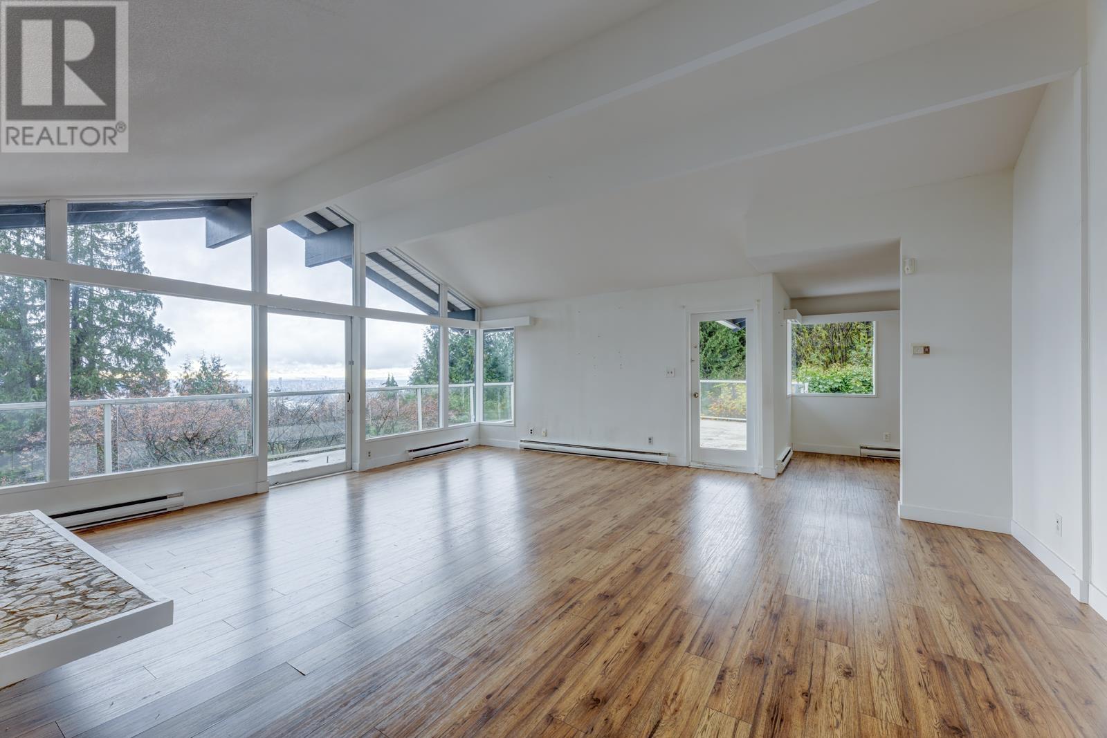 For sale: 1380 BURNSIDE ROAD, West Vancouver, British Columbia V7S2P5 ...