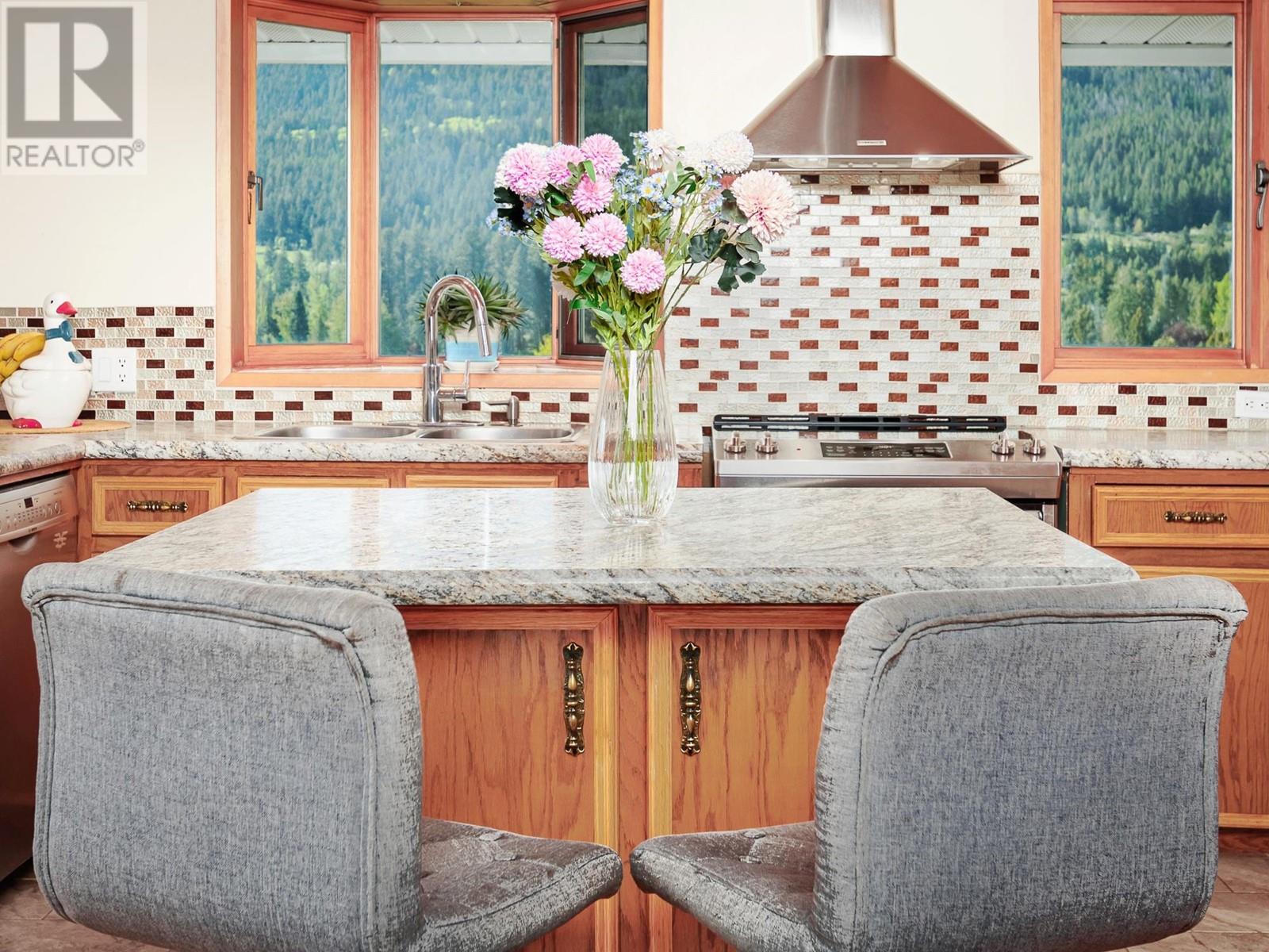 For sale: 208 36 Avenue N, Erickson, British Columbia V0B1G1 - 10333611 ...