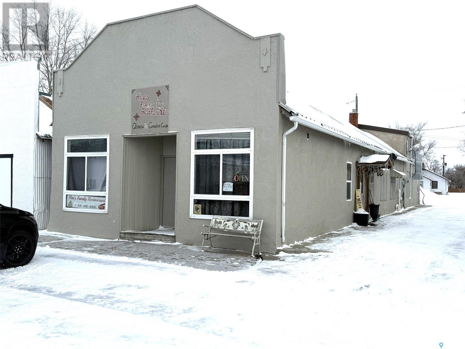 For sale: 55 Centre STREET, Fox Valley, Saskatchewan S0N0V0 - SK995658 ...