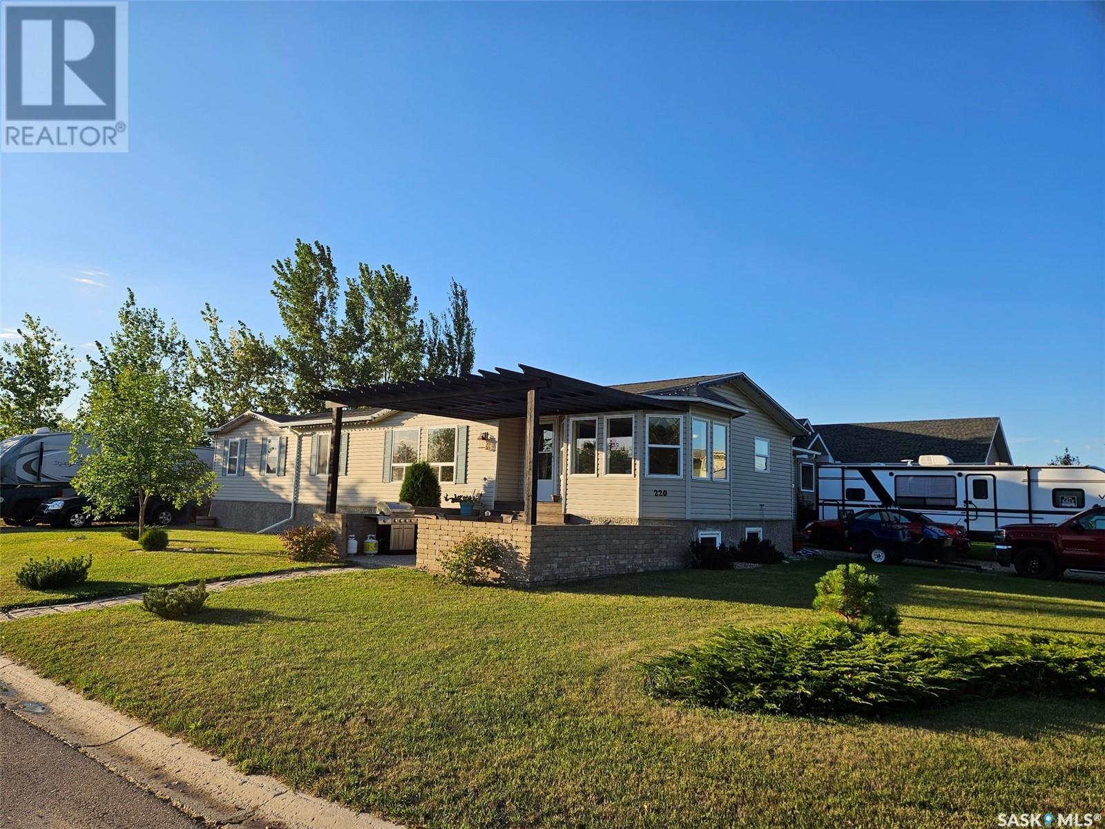 For sale: 220 Fifth STREET, Carnduff, Saskatchewan S0C0S0 - SK984536 ...