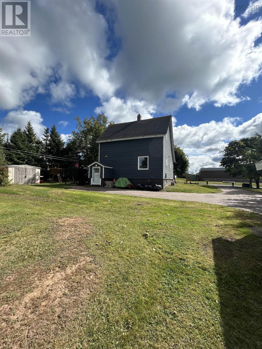 For sale: 6 Maple Street, Springhill, Nova Scotia B0M1X0 - 202425864 ...