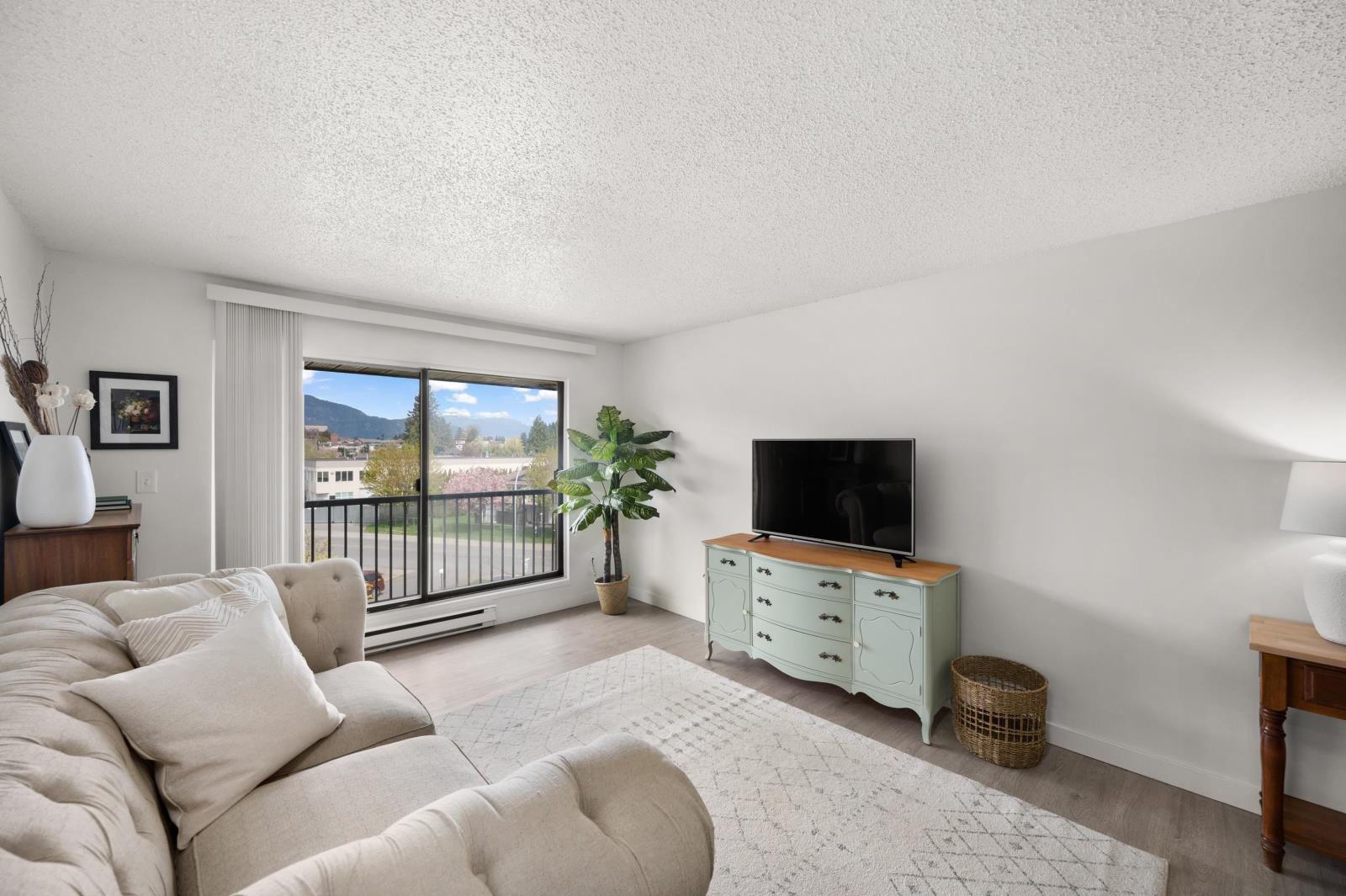 For sale: 322 45598 MCINTOSH DRIVE, Chilliwack Proper South, Chilliwack, British Columbia V2P7J3 ...