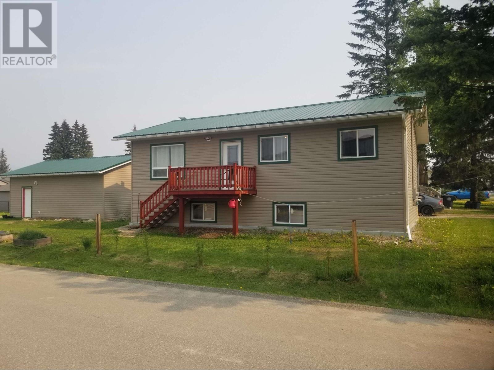For sale: 806 4TH AVENUE, McBride, British Columbia V0J2E0 - R2971140 ...