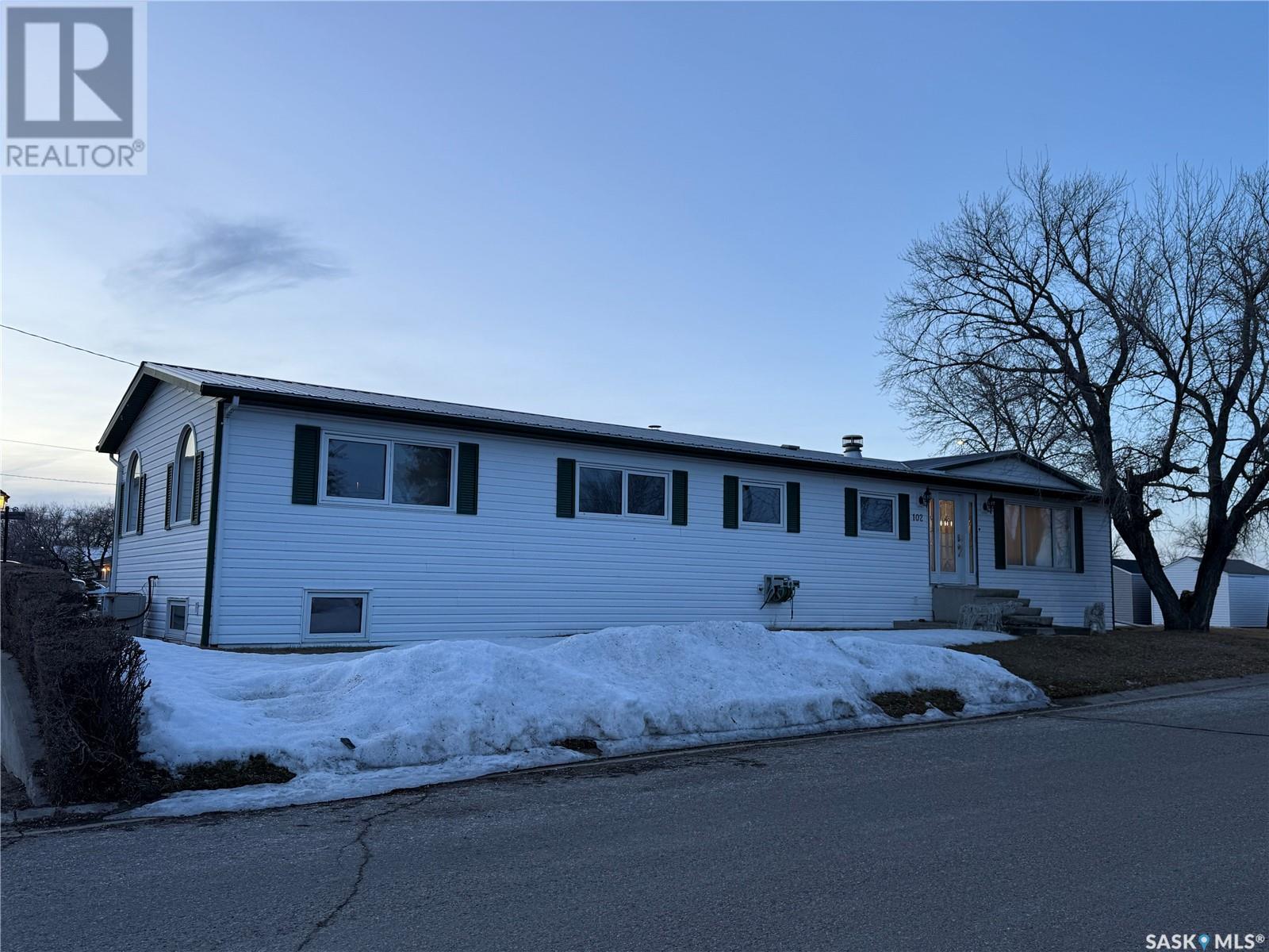 For sale: 102 3rd STREET E, Carnduff, Saskatchewan S0C0S0 - SK998695 ...