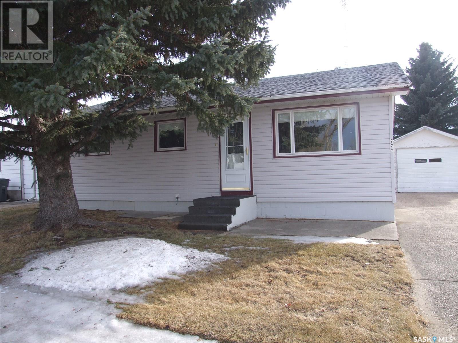 For sale: 227 Langley STREET, Burstall, Saskatchewan S0N0H0 - SK998970 ...