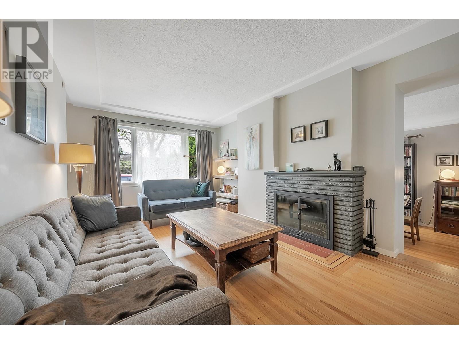 For sale: 2205 2215 PANDORA STREET, Vancouver, British Columbia V5L1N6 ...