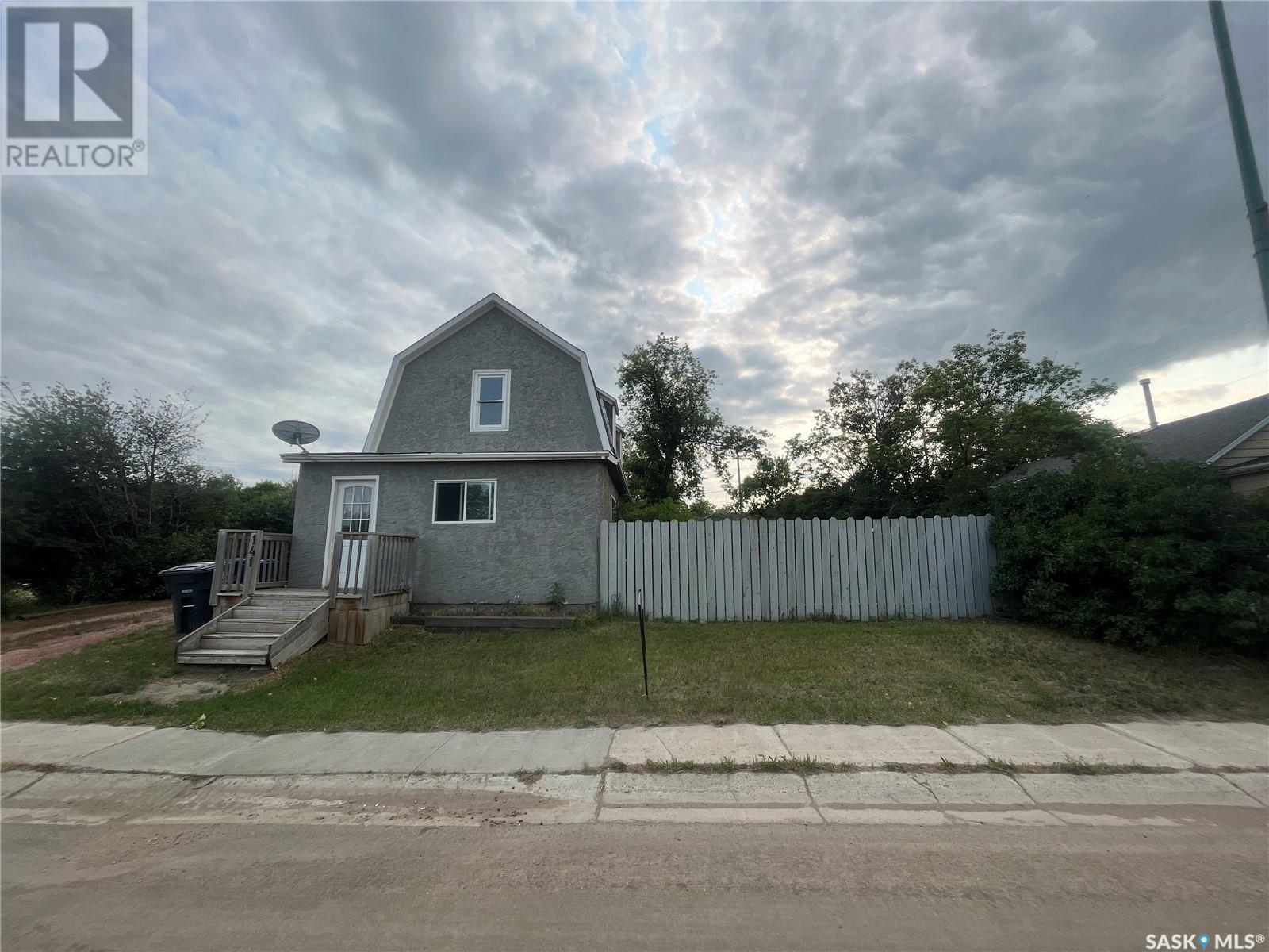 For sale: 141 Pacific AVENUE, Kerrobert, Saskatchewan S0L1R0 - SK000550 ...