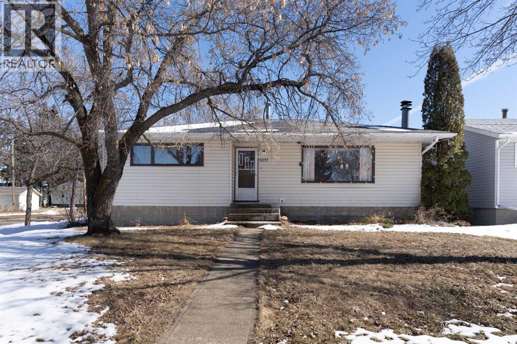 For sale: 5037 53 Street, Daysland, Alberta T0B1A0 - A2209314 | REALTOR.ca