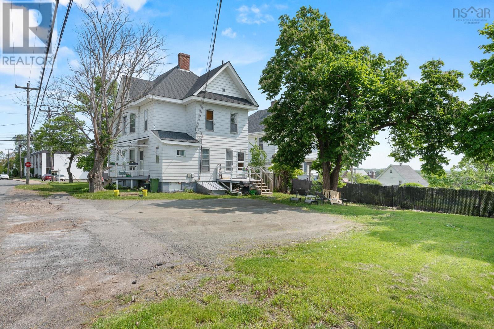 For sale: 105 Park Street, Stellarton, Nova Scotia B0K1S0 - 202506318 | REALTOR.ca