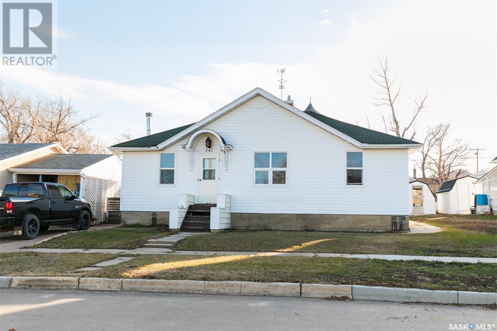 For sale: 541 Alberta AVENUE, Kerrobert, Saskatchewan S0L1R0 - SK002700 ...