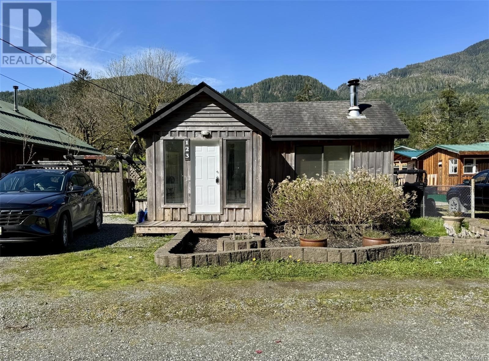 For sale: 123 Maquinna Ave, Zeballos, British Columbia V0P2A0 - 996577 ...