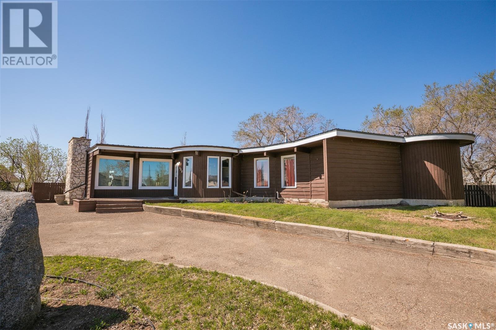 For sale: 335 Yukon AVENUE, Kerrobert, Saskatchewan S0L1R0 - SK993224 ...