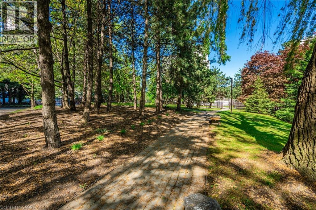 For sale: 3650 KANEFF Crescent Unit# 2302, Mississauga, Ontario L5A4A1 ...