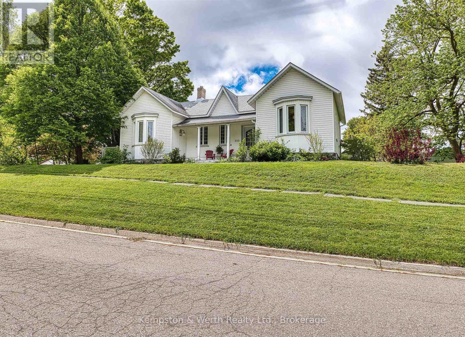 For sale: 225 QUEEN STREET N, Minto, Ontario N0G2P0 - X12188648 ...