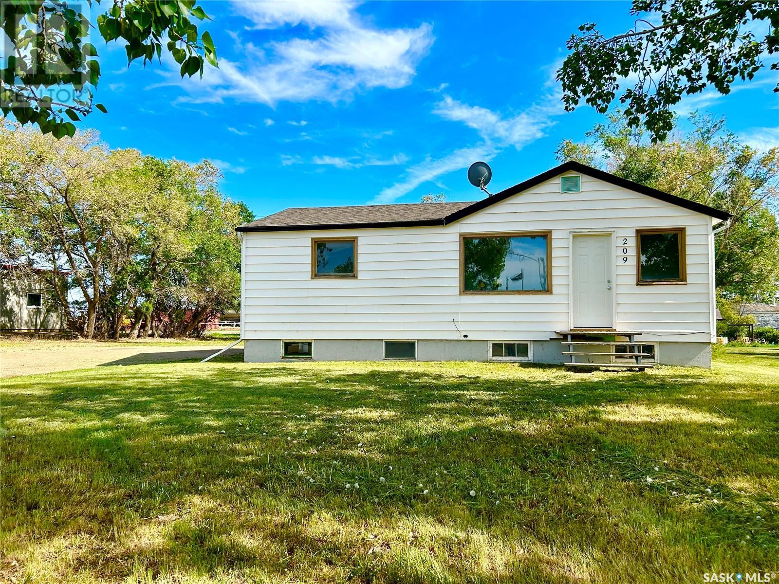 For sale: 209 4th AVENUE E, Coleville, Saskatchewan S0L0K0 - SK008530 ...