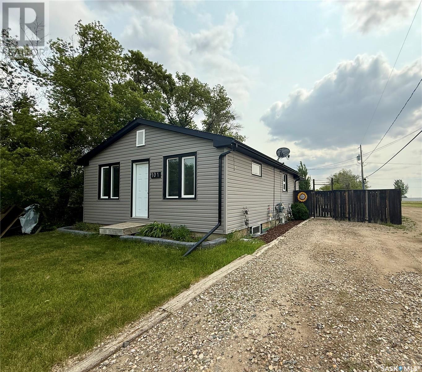 For sale: 101 2nd AVENUE E, Coleville, Saskatchewan S0L0K0 - SK008746 ...