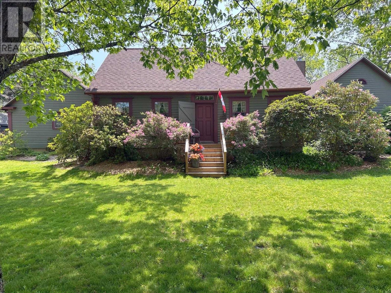 For sale: 328 Main Street, Mahone Bay, Nova Scotia B0J2E0 - 202510785 | REALTOR.ca