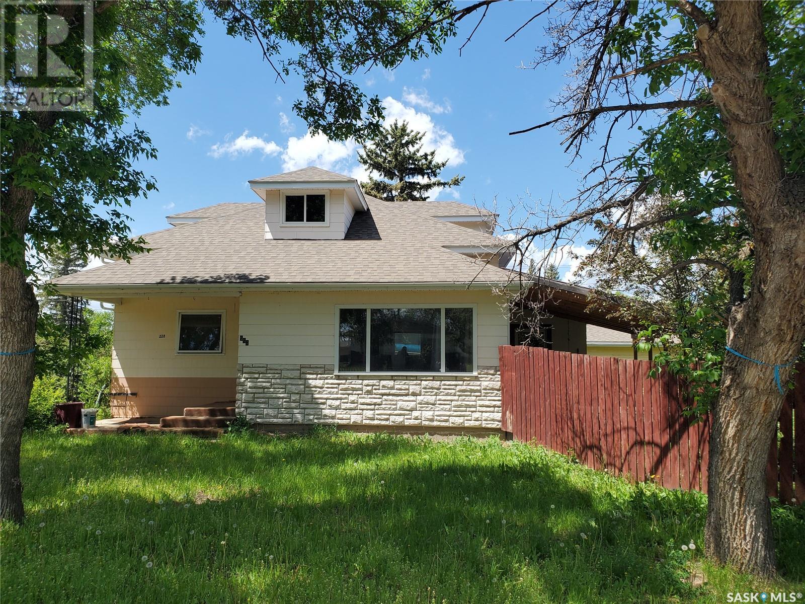 For sale: 228 4th STREET E, Ponteix, Saskatchewan S0N1Z0 - SK009136 ...