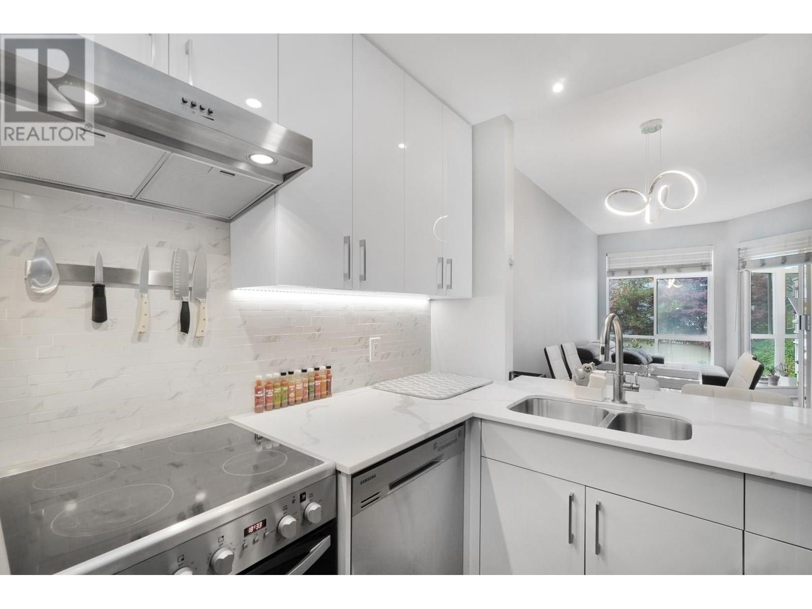 For sale: 306 630 ROCHE POINT DRIVE, North Vancouver, British Columbia ...