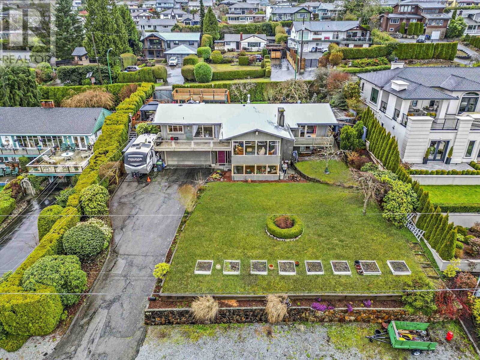 For sale: 645 BAYCREST DRIVE, North Vancouver, British Columbia V7G1N7 ...