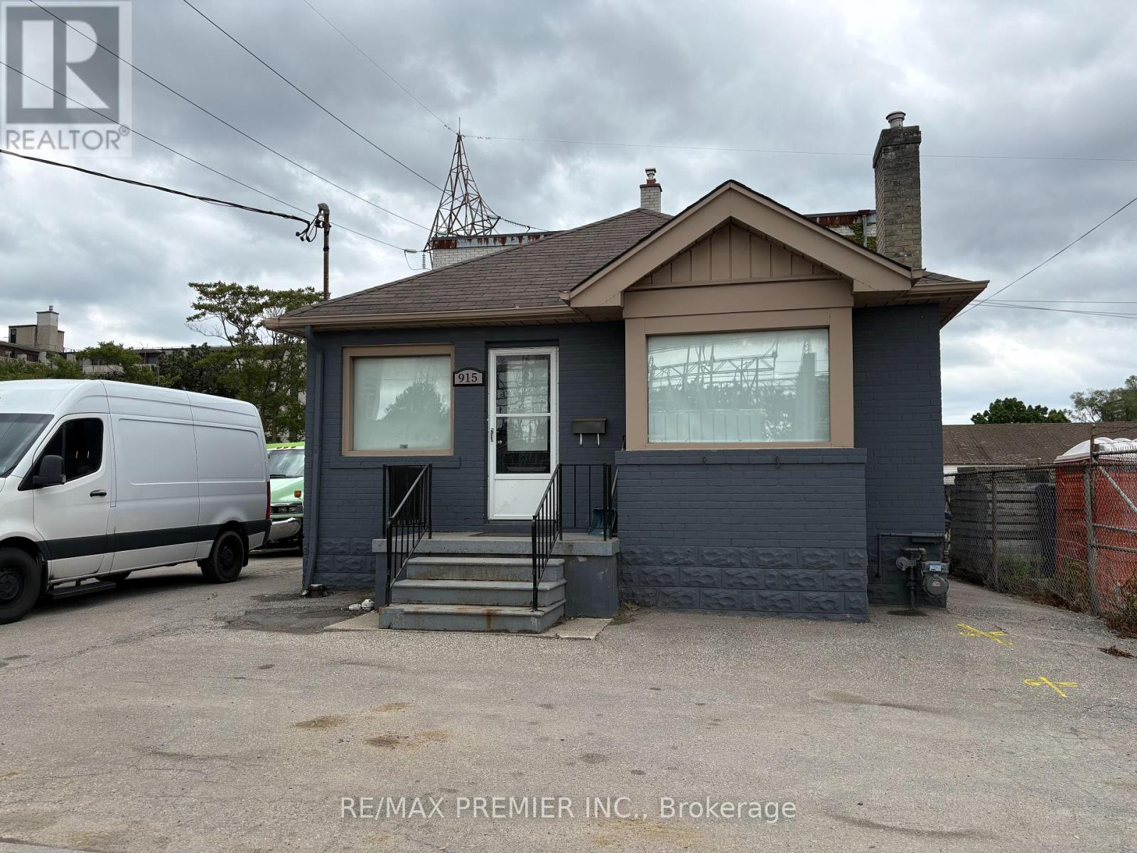 For rent: 915 ROSELAWN AVENUE, Toronto (Briar Hill-Belgravia), Ontario M6B1B6 - W12246375 ...