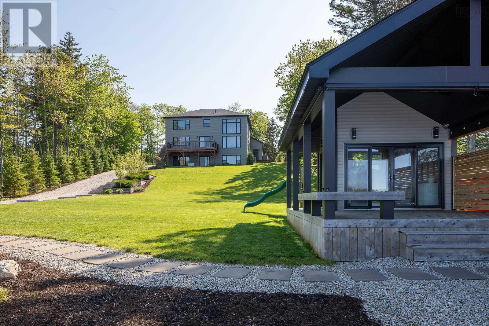 For sale: 692 McCabe Lake Drive, Middle Sackville, Nova Scotia B4E0N6 ...