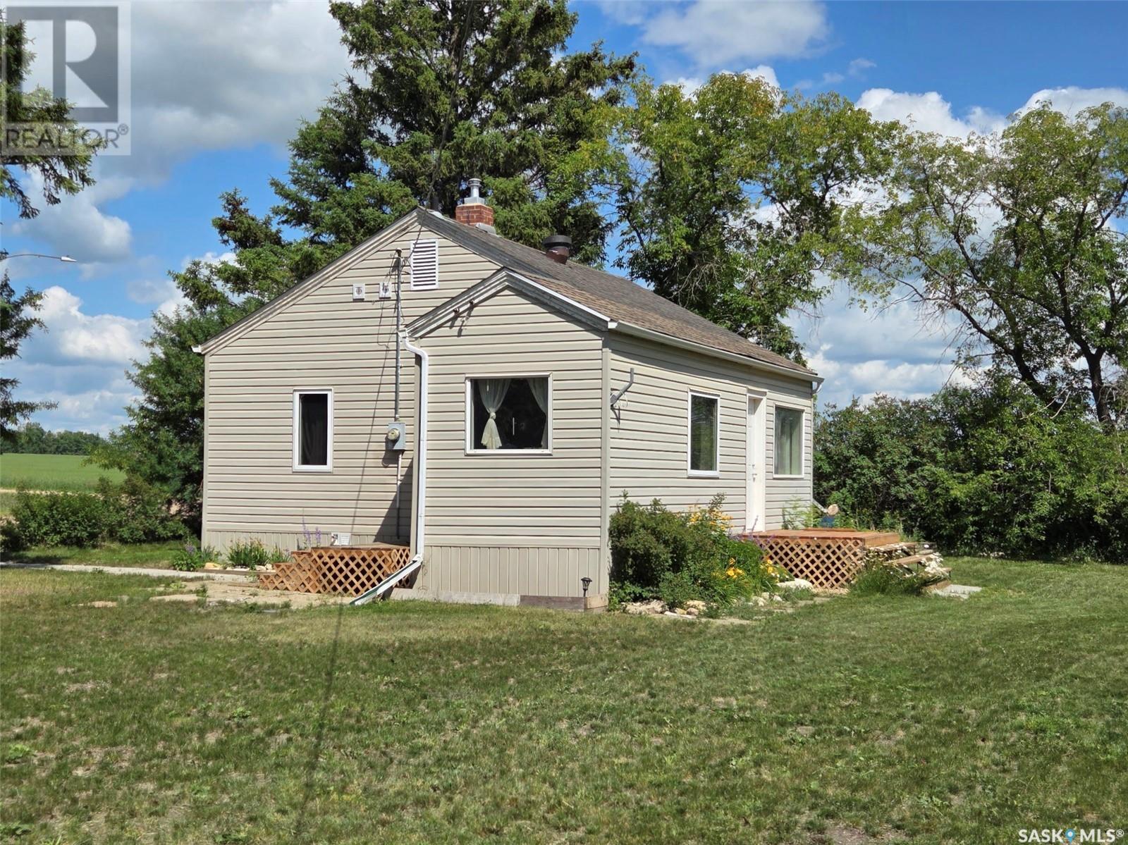 For sale: 12 3rd STREET, Hyas, Saskatchewan S0A1K0 - SK009653 | REALTOR.ca