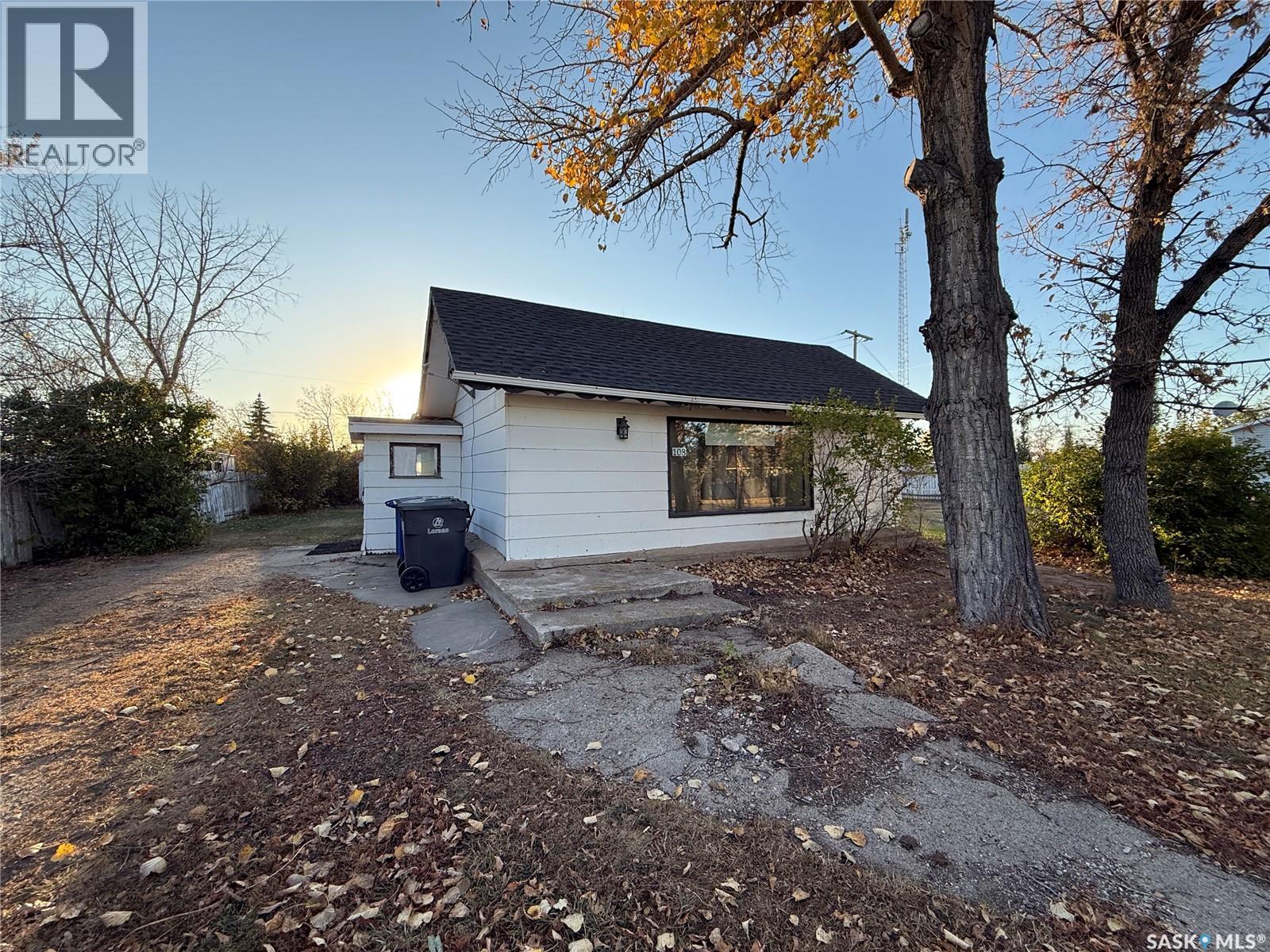 For sale: 108 2nd AVENUE S, Macrorie, Saskatchewan S0L2E0 - SK012102 ...