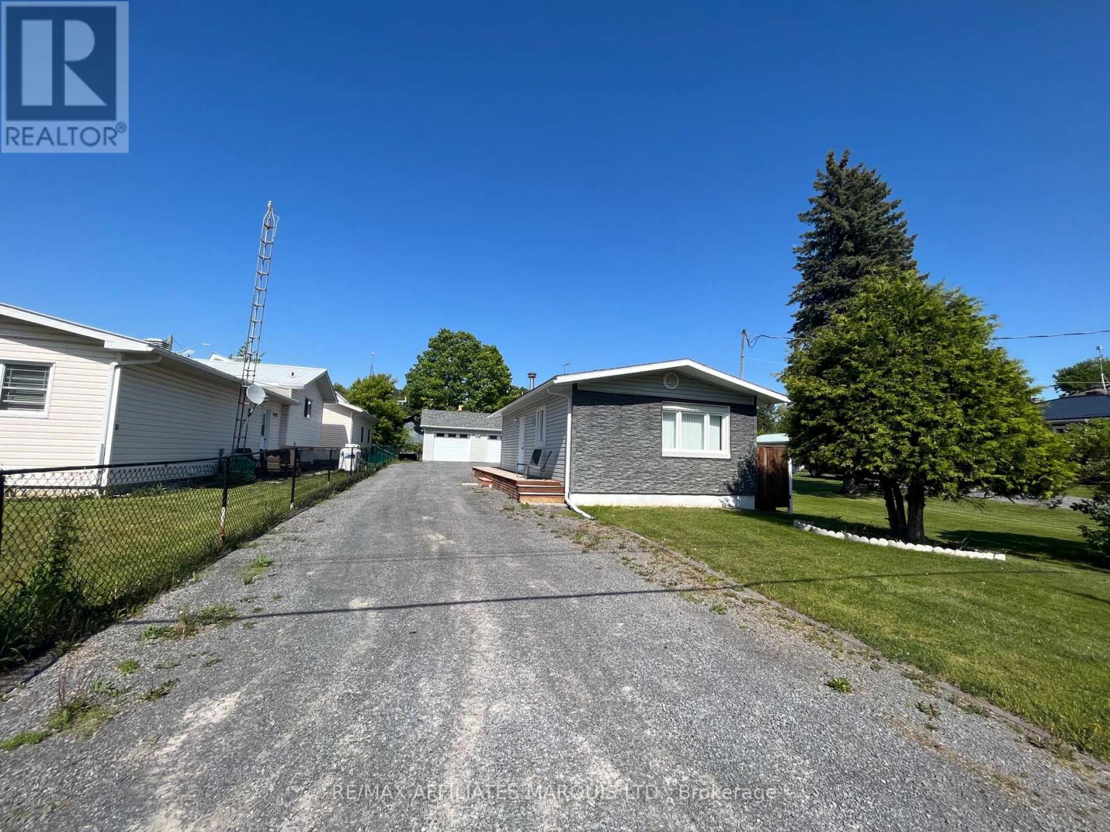 For sale: 25 CHURCH STREET, North Stormont, Ontario K0C1W0 - X12275177 ...