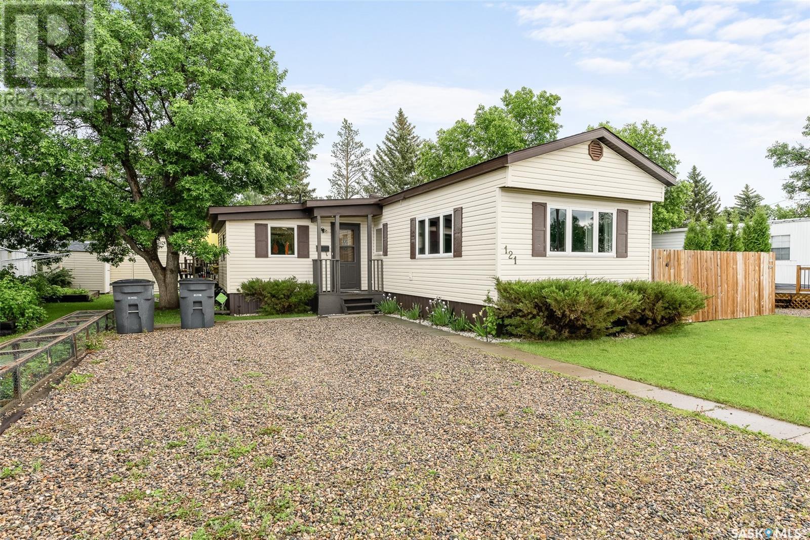 For sale: 121 Larch STREET, Caronport, Saskatchewan S0H0S0 - SK012025 ...