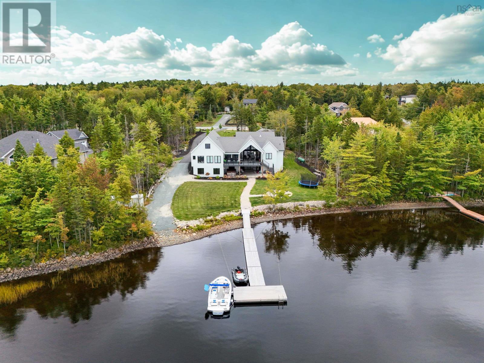 For sale: 480 McCabe Lake Drive, Middle Sackville, Nova Scotia B4E0N6 ...