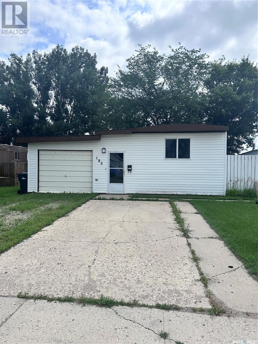 For sale: 185 Laing CRESCENT, Weyburn, Saskatchewan S4H2R8 - SK012516 ...