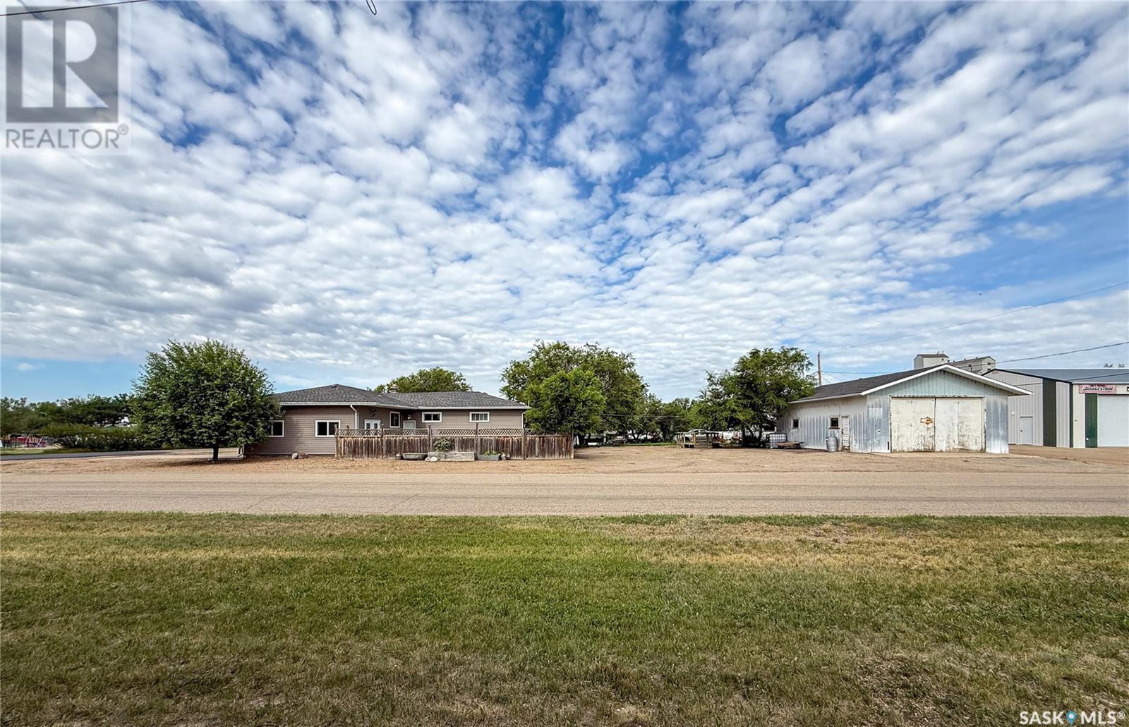 For sale: 223 2nd AVENUE E, Frontier, Saskatchewan S0N0W0 - SK013102 ...