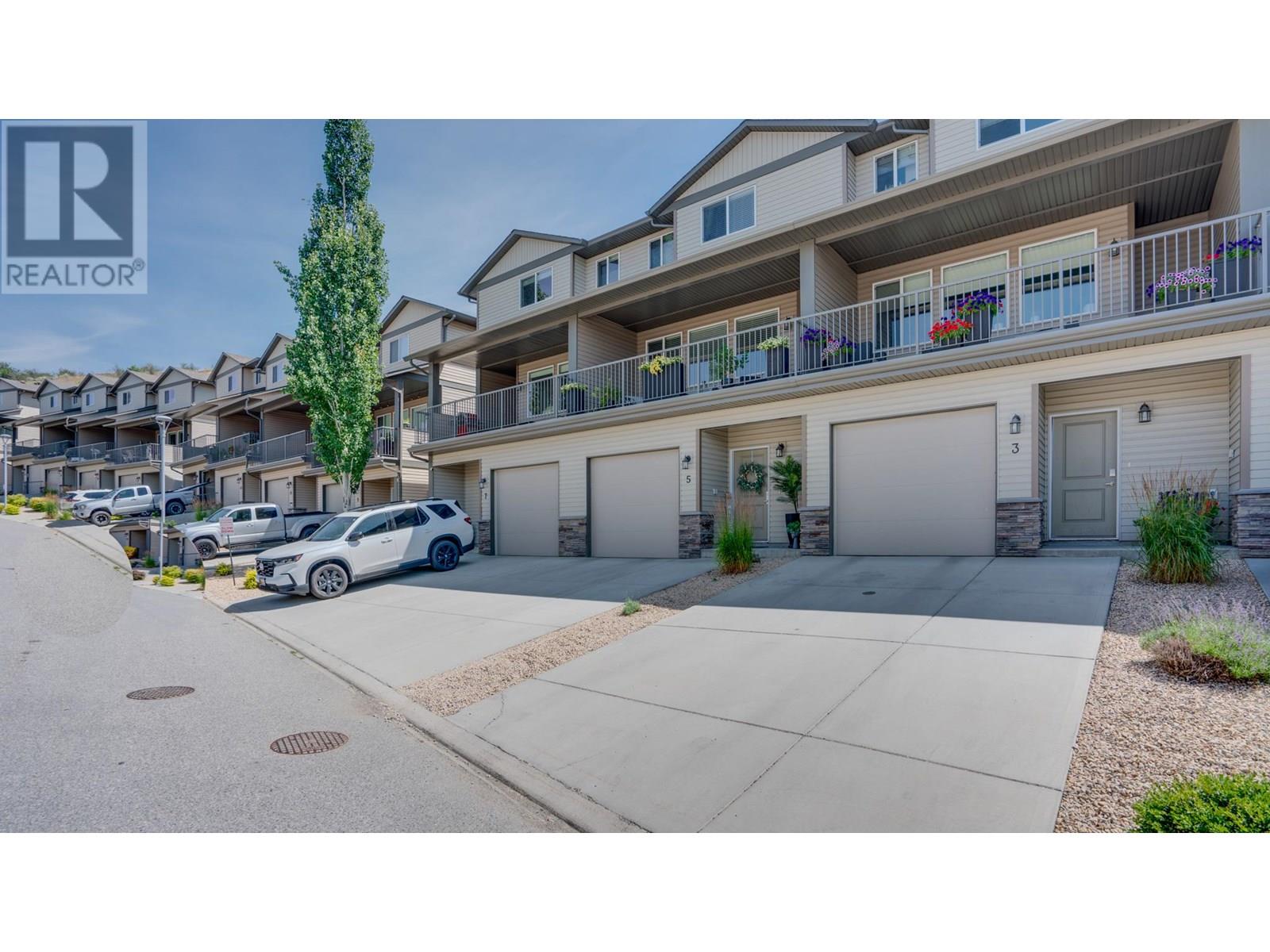 For sale: 933 Mt Robson Place Unit# 3, Vernon, British Columbia V1B4G4 ...