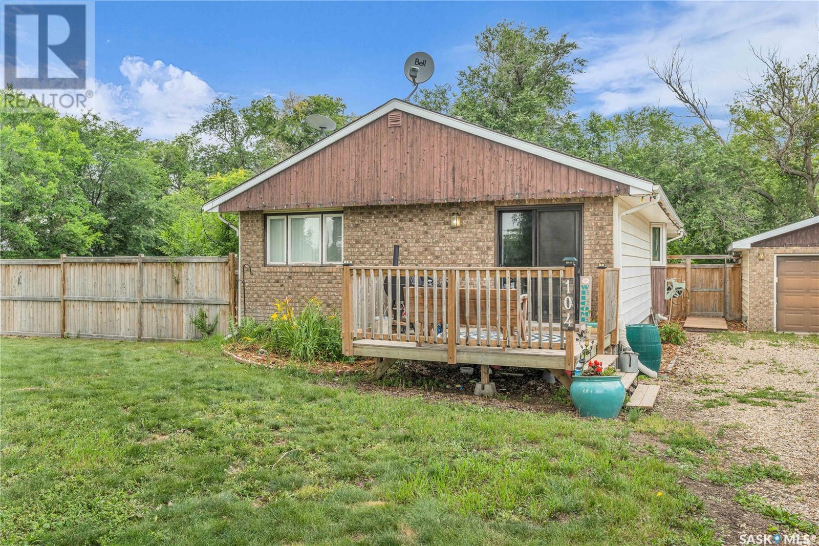 For sale: 104 Railway AVENUE, Dufferin Rm No. 190, Saskatchewan S0G1P0 ...