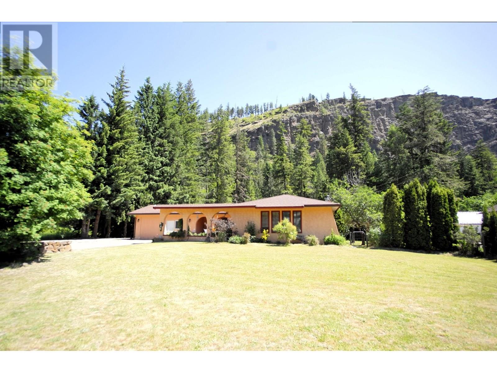 For sale: 131 SALMON RIVER Road, Salmon Arm, British Columbia V1E3E3 ...